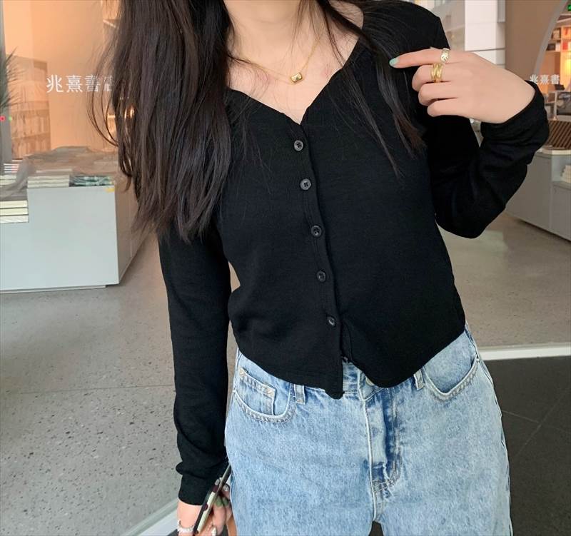 シンプルなカーディガン。タイトめなデザイン。色展開 ブラックサイズ Fサイズ(cm)F /着丈 40 /バスト 80 /肩幅 32《商品について》※当ショップは海外からのノーブランド商品になります。海外製品のため日本商品に比べ品質が劣る場合...