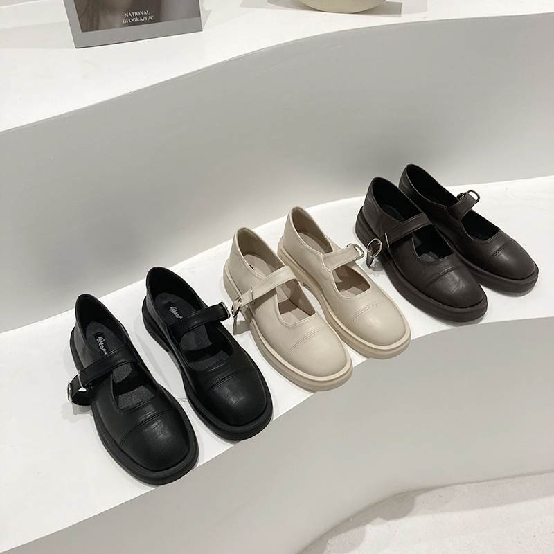 レトロな雰囲気の厚底ローファー。そのまま履いても靴下ともコーデしやすいアイテム。シンプルデザインで飽きの来ないデザインはデイリー使いからデートまで幅広く活躍します。【カラー】ホワイト　ブラック【サイズ（cm）】35/36/37/38/39/...