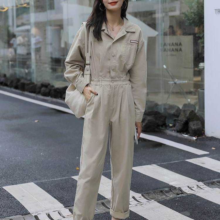 1枚でコーデが完成するシンプルな長袖オールインワン。程よく身体のラインにフィットし、女性らしいシルエットに。ウエストゴムでゆったり着用して頂けます。【カラー】カーキ【サイズ（cm）】MM　着丈136/肩幅53/袖丈53/バスト106/ヒップ...