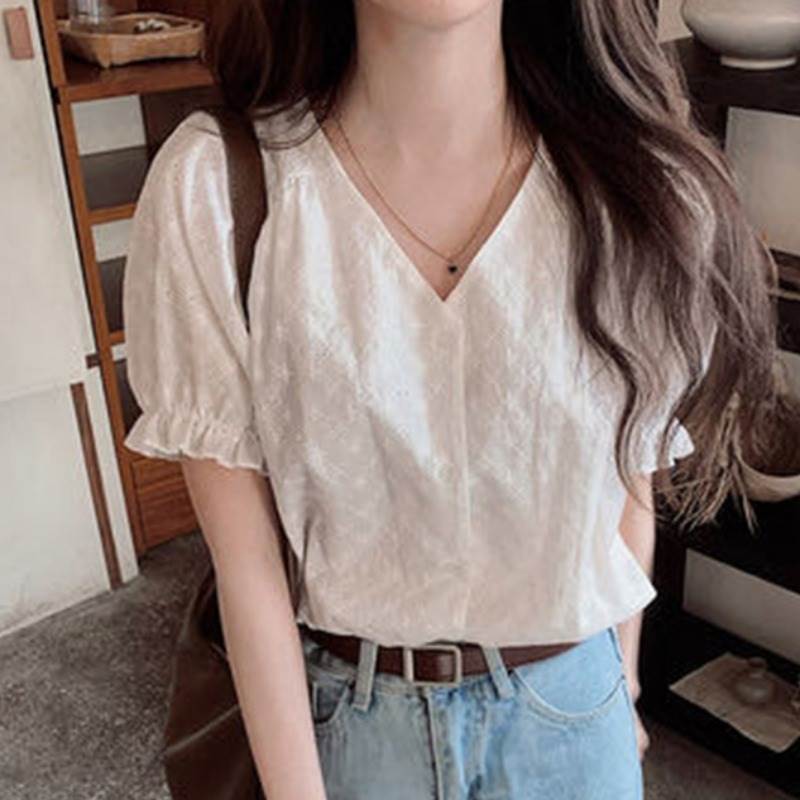 刺繍が可愛いトップス。カジュアルなスタイルにおすすめ。色展開　ホワイトサイズ　S　M　L　XL《商品について》※当ショップは海外からのノーブランド商品になります。海外製品のため日本商品に比べ品質が劣る場合がございます。糸のほつれ、多少の汚れ...