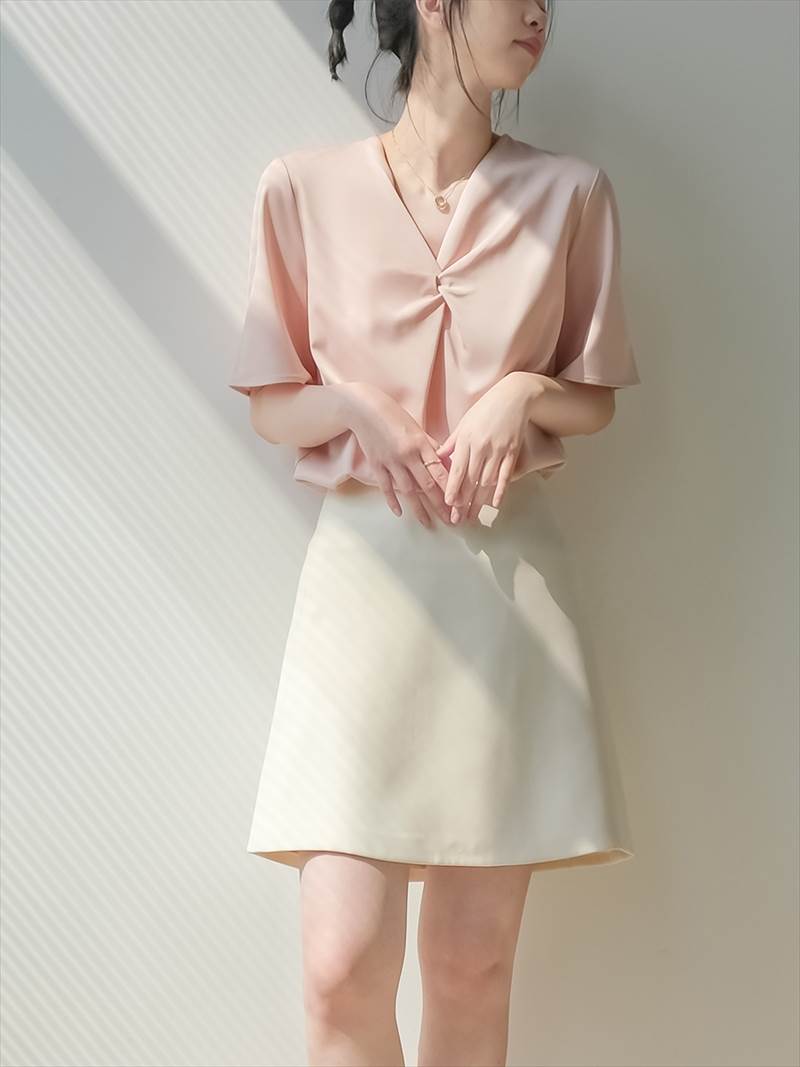 シンプルなサテントップス。綺麗めにもカジュアルにも合わせれるアイテム。色展開 ピンクサイズ S M Lサイズ(cm)S /着丈 60 /バスト 94 /肩幅 37M /着丈 61 /バスト 98 /肩幅 38L /着丈 62 /バスト 10...