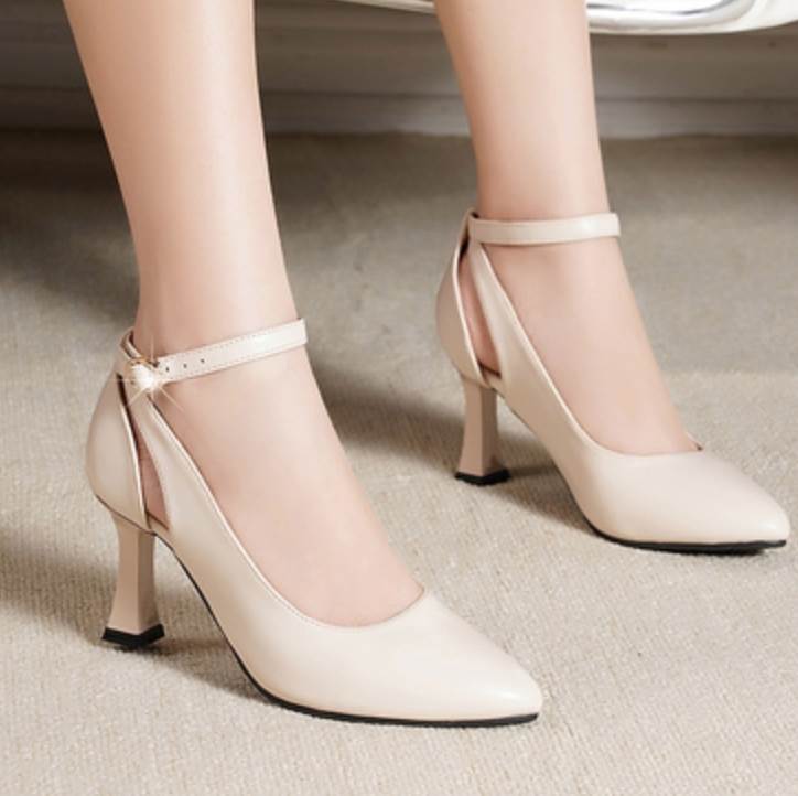 シンプルなアイテム。マルチに着用できる。色展開　アプリコット　ブラックサイズ　34　35　36　37　38　39　40　41ヒール　5cm/7cm《商品について》※当ショップは海外からのノーブランド商品になります。海外製品のため日本商品に比...