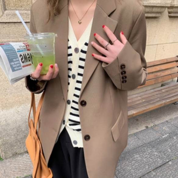 ゆったり着用できるジャケット。マルチに着用しやすいアイテム。色展開 ベージュ ブラックサイズ S M Lサイズ(cm)S /着丈 68 /バスト 110 /肩幅 41M /着丈 70 /バスト 114 /肩幅 42L /着丈 72 /バスト...