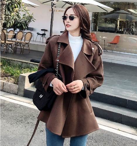 クールなデザインのチェスターコート。2WAYでそれぞれ違った雰囲気を表現できる。色展開 ブラウンサイズ S Mサイズ(cm)S /着丈 72 /肩幅 48 /バスト 108 /袖丈 64M /着丈 74 /肩幅 50 /バスト 112 /袖...