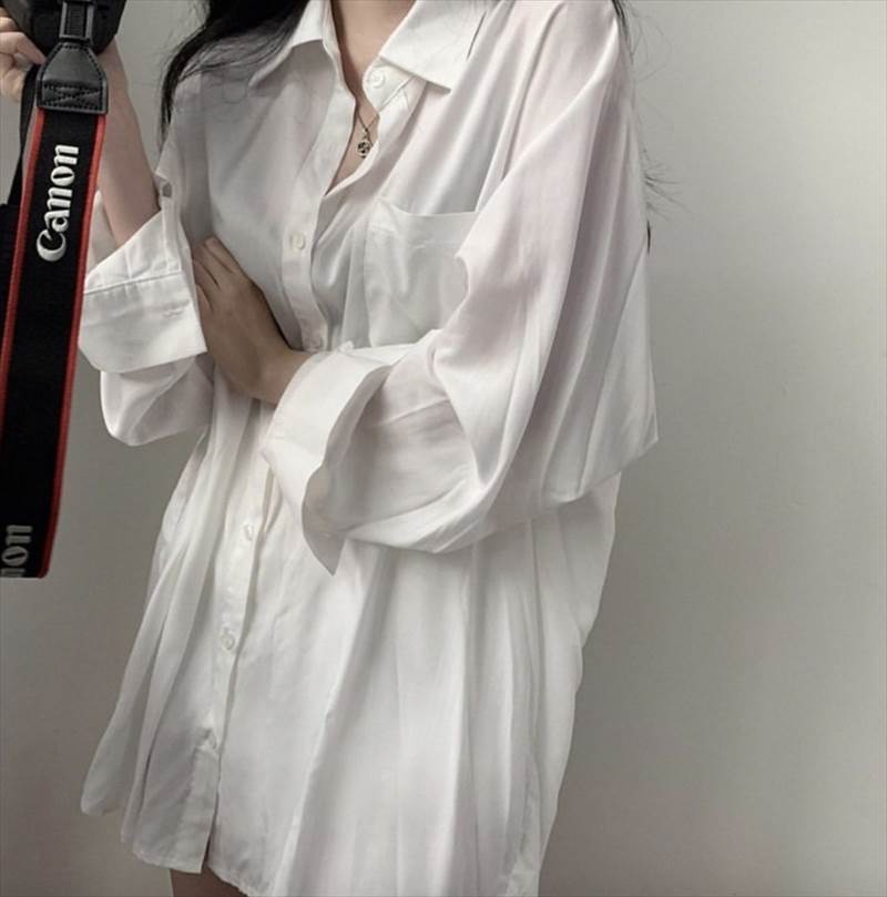 カジュアルに着用できるシャツ。マルチに着用できる。色展開 ホワイト ブルーサイズ S M L XLサイズ(cm)S /着丈 68 /バスト 104 /肩幅 45M /着丈 69 /バスト 108 /肩幅 46L /着丈 70 /バスト 11...