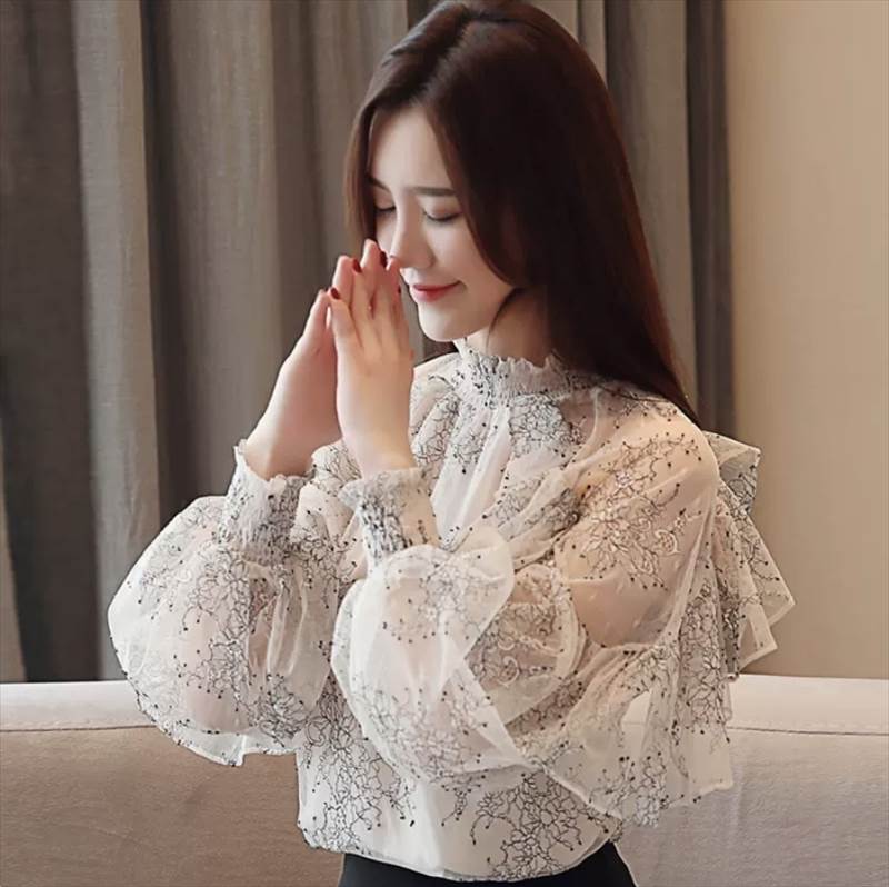 フリルが特徴的なトップス。フェアリーな雰囲気におすすめ。色展開 ホワイト ピンク ブルー ブラックサイズ S M L XL 2XLサイズ(cm)S /着丈　 60 /バスト 98 /袖丈 74M /着丈　 62 /バスト 102 /袖丈 7...