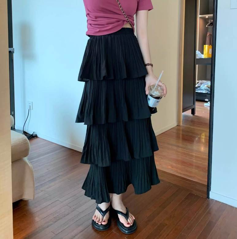 こだわりのロングスカート。プリーツスカートなので、ふっくらとした立体感があって、美しいシルエットを作ります。ロング丈で女性らしい雰囲気があり、フレアで、可愛く、女性らしく、上品に見えます。シンプルなデザインだから、カジュアルな着こなしもでき...