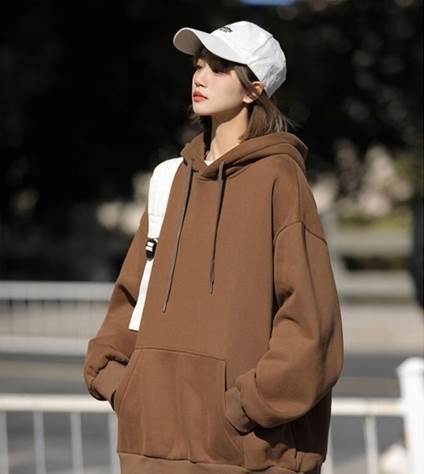 かわいいデザインのミドル丈パーカーをご紹介します。長袖のフード付きで、シンプルながらもおしゃれなデザインが特徴です。大人可愛いスタイル、かっこいいレトロな雰囲気、こなれ感のあるラフなコーディネートにもぴったりです。また、体型をカバーしてくれ...