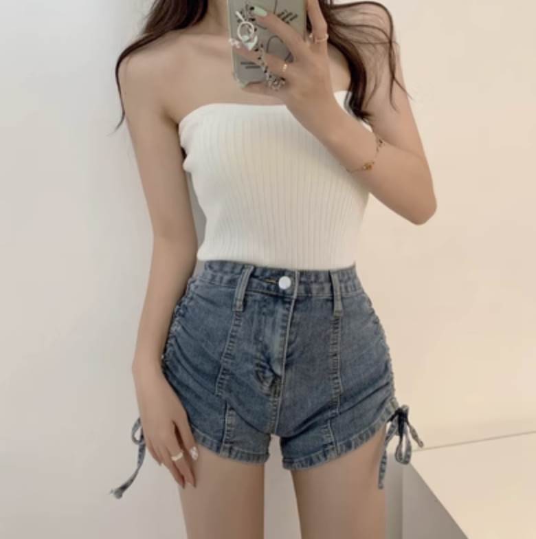 スタイリッシュで可愛らしいカジュアルチューブトップが登場しました！このトップスは、シンプルでありながらも個性的なデザインが特徴です。ぴったりと身体にフィットする細身のシルエットが、大人の女性にピッタリな上品さを演出します色展開 ホワイト イ...