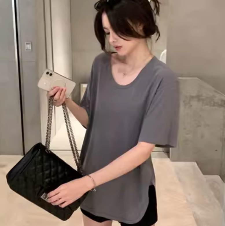 シンプルなデザインながら、その存在感は主役級。個性的でクールな雰囲気や、エレガントでモードなスタイリングにもぴったりです。カジュアルなコーディネートから、女子会やデートなどの特別な場面まで、幅広いシーンで活躍します。色展開 グレー ブラック...