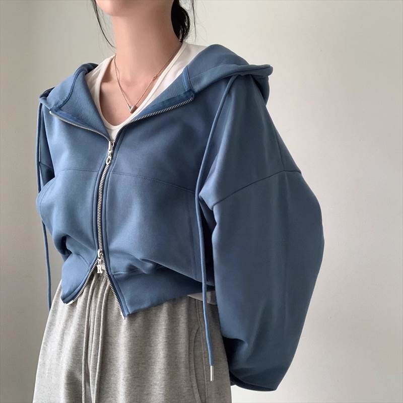 新しい季節に向けて、トレンド感たっぷりのパーカーをご紹介します。ボリュームたっぷりの袖やゆったりとしたシルエットが大人可愛いデザイン。ダブルファスナーやフード付きで、カジュアルな着こなしをお楽しみいただけます。ルーズな感じが女性らしさを引き...