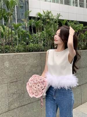 ふんわりとした素材感が魅力のフェザーノースリーブトップス。軽やかな印象で、女性らしいスタイルを演出します。さらに、ノースリーブデザインは夏の暑さを快適に乗り切ることができ、様々なコーディネートにも合わせやすいです。フェザーのデザインは、エレ...