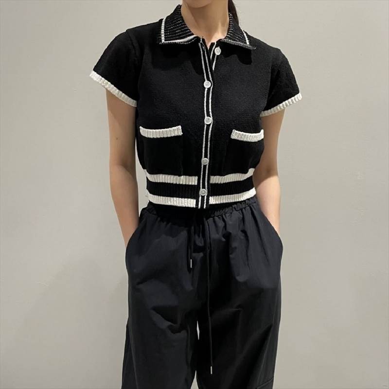 今年の春夏にぴったりのトレンドアイテム、配色ラインの半袖ポロニットトップスです。ショート丈で韓国ファッションにもぴったりなデザインです。カラフルなラインがさりげなく施されていて、スポーティで可愛らしい印象を与えます。袖口や裾にはリブ編みが施...