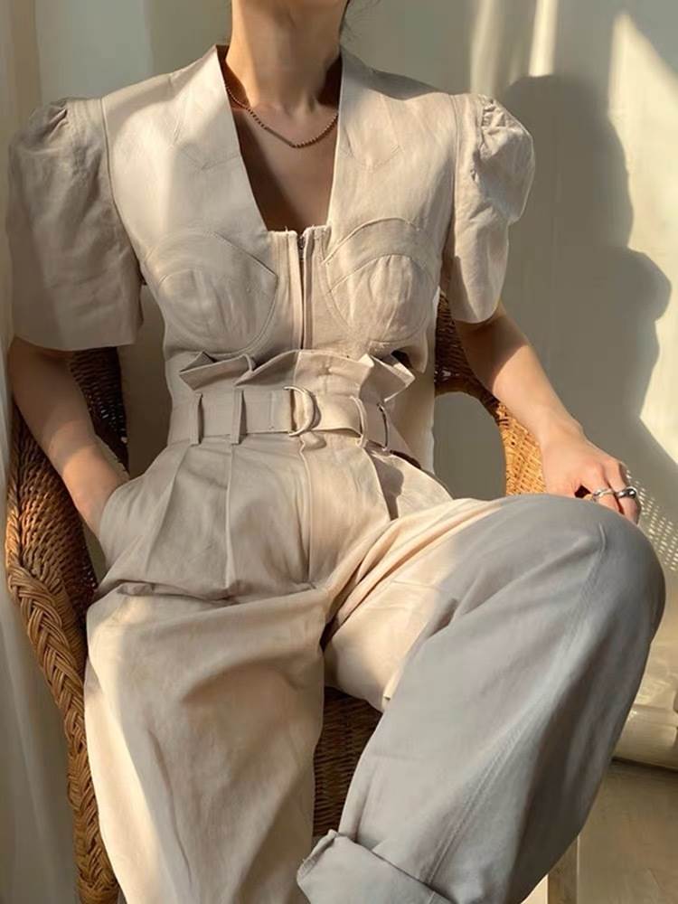 軽やかな生地のセットアップスーツです。半袖トップスとパンツがセットになっており、シンプルで無地のデザインなので、様々な場面で活躍すること間違いなしです。パンツはハイウエストでウエストラインを強調し、スタイルアップ効果も期待できます。トップス...