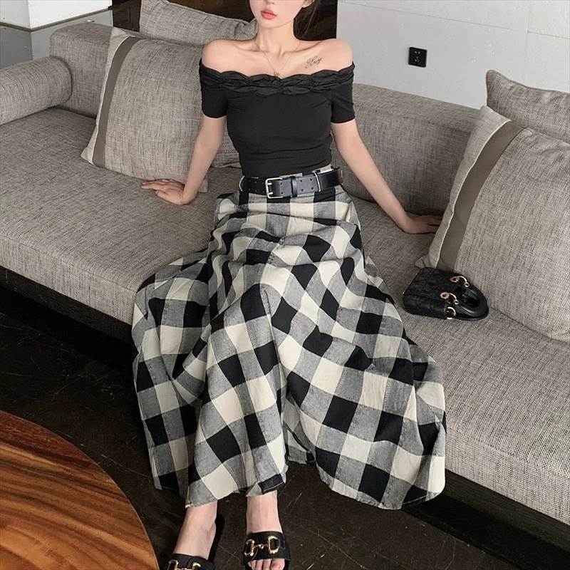 モノトーン、洗練されたセットアップ！トップスはオフショルダーのデザインで、肩やデコルテラインを美しく魅せてくれます。スカートはタイトなシルエットからAラインに広がるロングスカートです。女性らしい雰囲気を演出します。モノトーンの配色はシンプル...