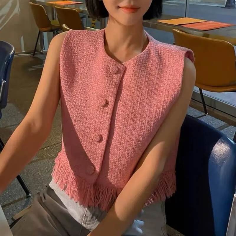 華やかな装いを演出するフレンチツイードシンプルベスト！シンプルなデザインながらも、織り目の美しさやツイード特有の風合いが魅力です。二色展開なので、お好みやシーンに合わせて選べます。ノーズリーブなので、腕の動きを妨げずに快適に着用できます。こ...