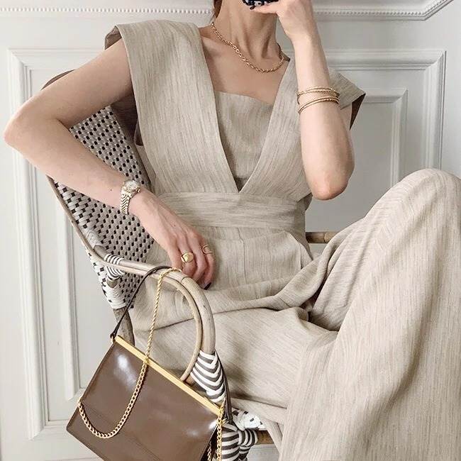 このスクエアカラーノースリーブロンパースは、シンプルでありながらも個性的なデザインが魅力です。スクエアカラーが首元を引き締め、ノースリーブのデザインが涼しげな印象を与えます。一枚で着るだけでおしゃれ感が演出できるアイテムです。この商品は、丁...