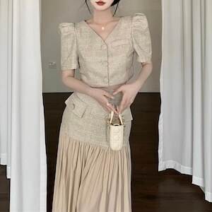 ギャザー切り替えロングセットアップは、大人っぽい女性らしさを引き立てるアイテムです。トップスはすっきりとしたVネックラインで大人らしい印象です。切替ギャザーが施されたスカートのデザインが上品さを演出します。さらに、3つのカラーバリエーション...