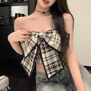 可愛らしいチェック柄のビックリボンが目を引く一枚で、華やかさを演出してくれます。大きなリボンが胸元を飾り、可愛さ抜群です。ベアトップのデザインは、女性らしさを引き立てるだけでなく、涼しげな印象も与えます。このベアトップは、身に纏った瞬間、一...