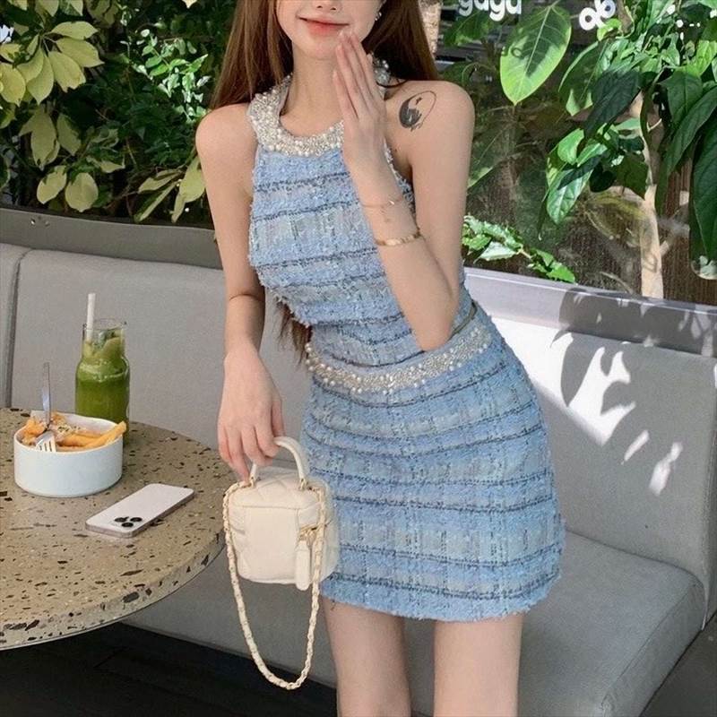 チェック柄ツイードセットアップは、上品でエレガントな印象を与えるアイテムです。上下セットでの提供なので、おしゃれなコーディネートが簡単に完成します。華やかなチェック柄とツイード生地が相まって、大人の女性らしい雰囲気を演出します。このセットア...