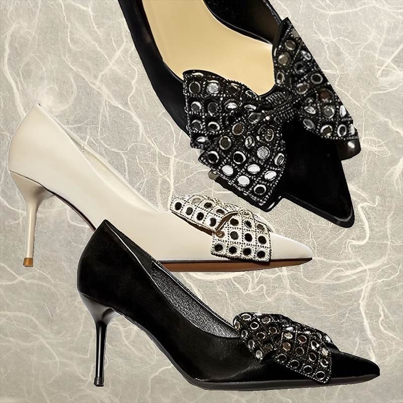 ドットリボンのハイヒールパンプスです。上品なデザインに7cmのヒールがプラスされ、美脚効果も抜群です。パーティーシーンや女子会にぴったりのエレガントな一足です。ドットリボンのデザインは、女性らしさと可愛らしさを引き立ててくれます。足元から華...