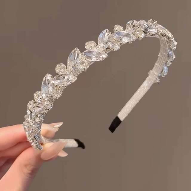 華やかなヘアアクセサリーが、あなたのスタイルを一層ゴージャスに演出します。クリスタルやビジューが輝きを放ち、キラキラとした輝きで周囲の視線を引きつけます。シルバーカラーが上品な雰囲気を添え、エレガントな印象を醸し出します。カチューシャのデザ...