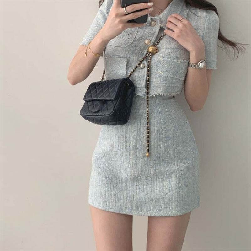 少女のような可愛さと大人の女性らしさが融合した、襟付きパールボタンセットアップです。上着とミニスカートのセットで、半袖でタイトなシルエットが女性らしい魅力を引き立てます。夏から秋にかけての通勤や通学、合コンやコンパにもぴったりなアイテムです...