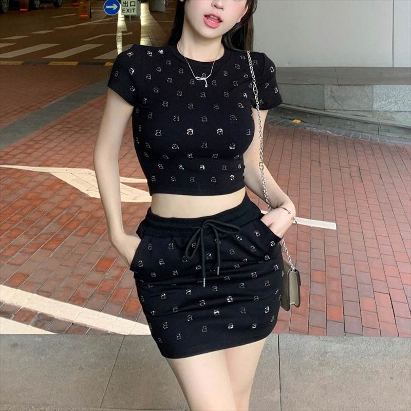 ブラックの生地に英字ロゴがキラキラ輝く、へそ出しトップスとショートスカートのセットです。ウエストはゴムで締め付け感もなく、伸縮性もあるので動きやすいです。紐で可愛く結べ、ワンポイントにもなります。デートやイベント、お出かけやリゾート、さらに...