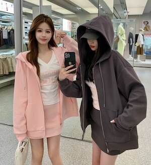 可愛さとスタイリッシュさを兼ね備えた、韓国ストリート風のスウェット素材のセットアップです。長袖のフード付きアウターとミニスカートがセットになっており、着こなしの幅が広がります。学校や部活、デートやお出かけにもぴったりのカジュアルなデザインで...