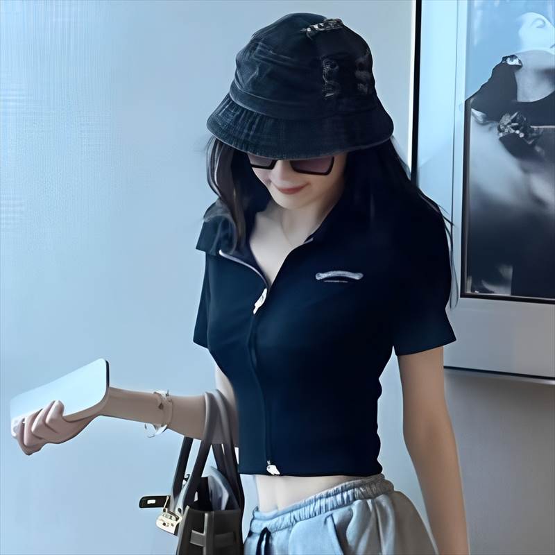 今日のコーディネートにぴったりのzip POLOCross。シンプルなデザインに、ポロシャツの上品さとカジュアルさを融合させた一枚。ファスナーがスタイリッシュ。洗練されたデザインは、どんなスタイルにもマッチし、あなたの個性を引き立てます。お...