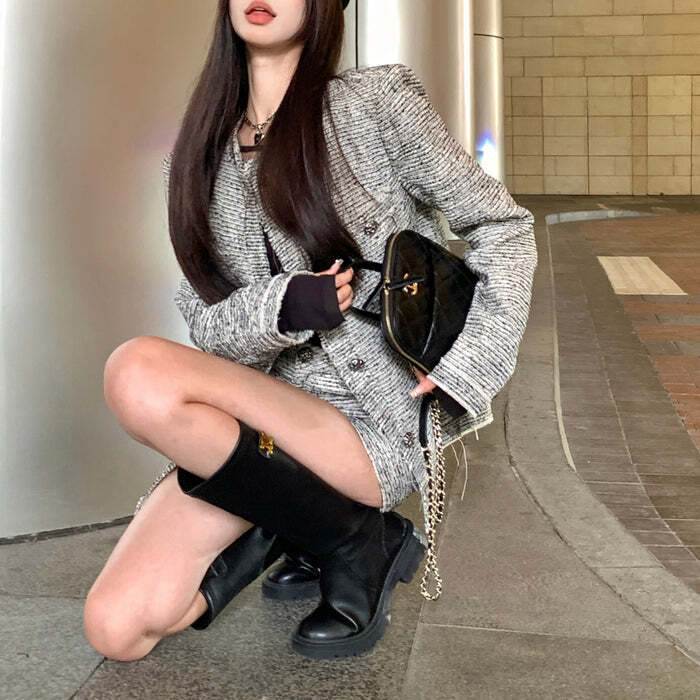 セットアップのパンツとジャケットが、あなたのスタイルを一層魅力的に演出します。ショートパンツを含むこのセットは、シンプルなデザインでありながら、カジュアルからきれいめまで幅広いスタイリングにマッチします。かわいさと大人の可愛らしさを併せ持ち...