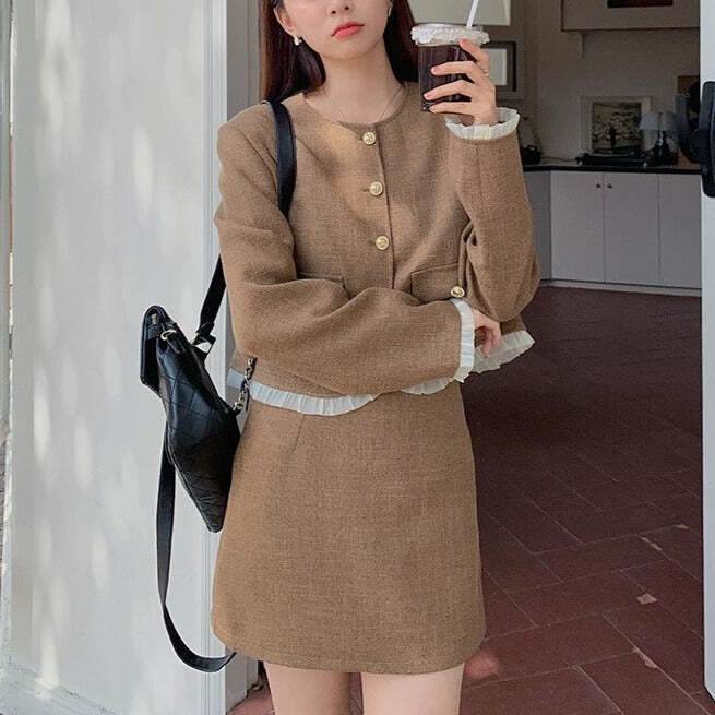 セットアップのレディーススカートとジャケットが、あなたのスタイルを際立たせます。ノーカラーのデザインが、シンプルでありながらも洗練された雰囲気を演出します。カジュアルからきれいめまで幅広いスタイリングが楽しめます。かわいらしさと大人の可愛さ...