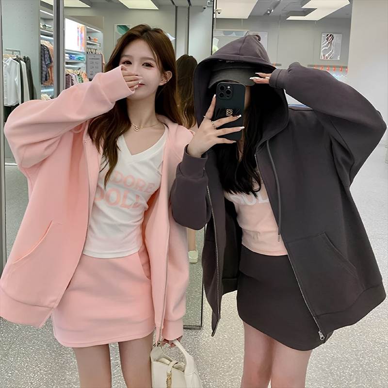 オーバーサイズスウェットセットアップは、かわいさとこなれ感を兼ね備えたレディースのアイテムです。トップスはラグランスリーブで、ゆったりとしたシルエットが特徴。ミニスカートは女性らしいシルエットを演出し、スポーティーながらもガーリーな雰囲気を...