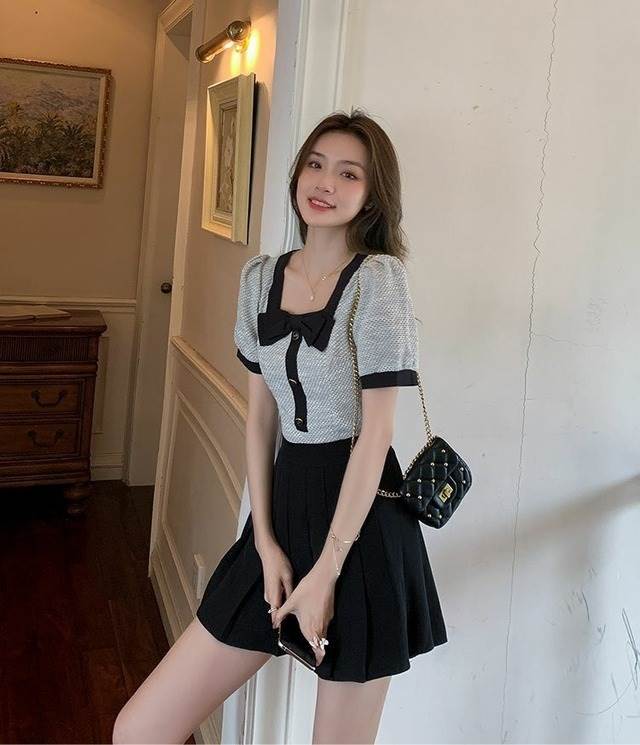 romierose スクエア襟　リボン半袖ツイードトップスは、おしゃれで大人可愛い印象を与える一枚です。ミニスカート丈で、女性らしさを引き立てます。襟元にはスクエア襟が施され、上品さを演出しています。また、リボンデザインが華やかさをプラスし...