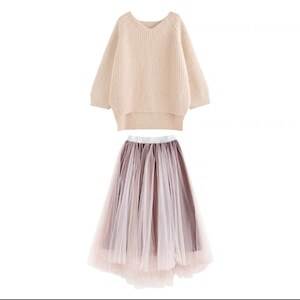 エレガントなチュールスカートとニットのセットアップ。トレンド感溢れるアイテムで、華やかなスタイリングを楽しむことができます。チュールスカートは優雅な透け感とフレアシルエットが魅力で、女性らしい表情を演出します。ニットトップスは程よい肌触りと...