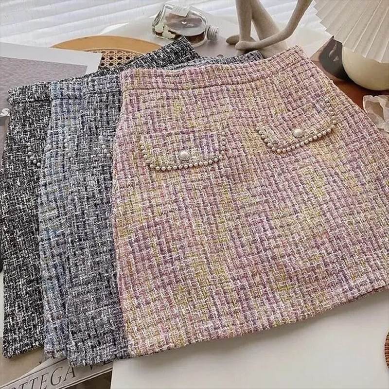 究極の可愛さを追求した パール ツイードペンシルスカートが登場しました！4色ございます。どの色も魅力的なカラースカートです。ショート丈なので、足元を華やかに演出してくれますよ。タイトフィットなデザインで、女性らしいスタイルを引き立ててくれま...