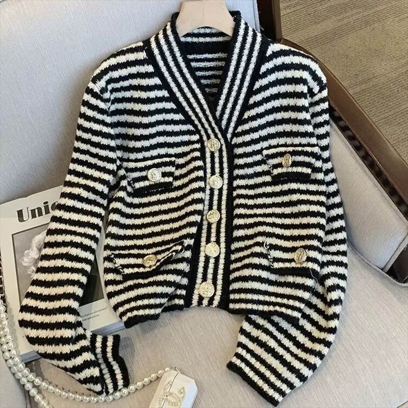 レトロボーダーロングスリーブカーディガンは、ヴィンテージ感漂うデザインが魅力です。綿混素材でできており、肌触りの良さと快適な着心地を実現しています。シンプルなボーダーデザインは、どんなスタイルにも合わせやすく、コーディネートの幅も広がります...