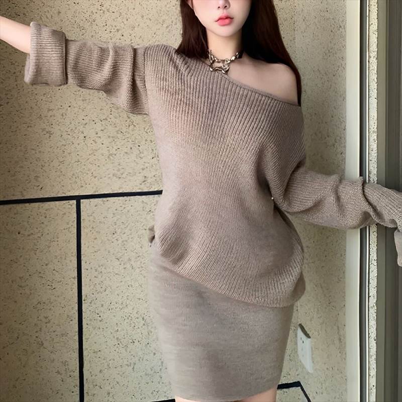 『ワンショルダーニットセットアップ』は、大人可愛いデザインが魅力のセーターとミニスカートのセットアップです。一枚でも、セットアップとしてもおしゃれに着こなせます。ワンショルダーでもオフショルダーでも、女性らしい華やかさを演出し、萌袖が可愛さ...