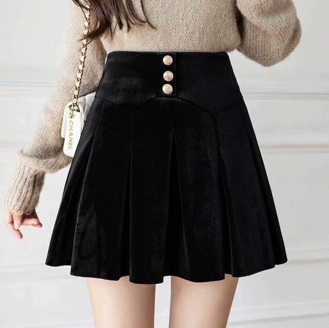 すらりとした美脚が叶うトリプルボタンAラインスカート。ウエスト部分のボタンデザインがポイントで、大人可愛いスタイリングが楽しめます。腰から広がるAラインシルエットが女性らしさを引き立て、美しいラインを演出します。このスカートは、一枚でコーデ...