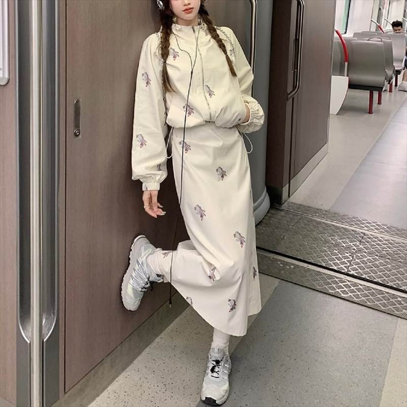 エレガントなレディースセットアップ、プリントデザインのパーカー＆キャミワンピースが登場しました！フーディのパーカーとスリムなシルエットのキャミワンピースがセットになっており、大人可愛いカジュアルスタイルを演出します。プリントデザインは鮮やか...