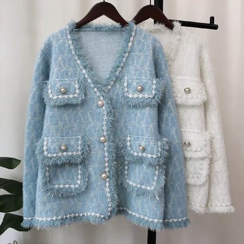 華やかさと上品さを兼ね備えたタッセル パール ステッチ ウールジャケット。Vネックで襟なしのデザインが、女性らしい印象を与えます。カジュアルなスタイルにも、ビジネスシーンやイベントなどにもぴったりなアイテムです。2色展開なので、お好みやコー...