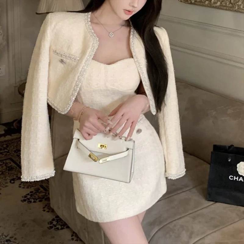 大人可愛いセットアップジャケット＆ワンピースの登場です！ショート丈のジャケットとミニ丈のワンピースがセットになっており、ミニマルで上品なスタイリングを叶えます。細身のシルエットで女性らしいラインを引き立て、フェミニンな印象を与えます。無地の...