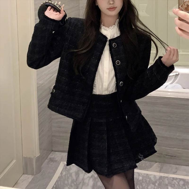 上品なブラックツイードセットアップが、あなたの着こなしにエレガントさをプラスします。ジャケットとプリーツスカートのアンサンブルで、オフィスやフォーマルなイベントにもぴったりです。黒のツイードは上品で高級感があり、キュートな仕上がり、美しいシ...