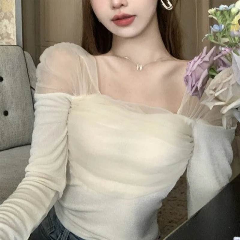 大人可愛いシースルーショルダートップスが登場しました！透け感のあるシースルーショルダーがセンシュアルな雰囲気を醸し出し、女性らしいフェミニンなスタイルを演出します。伸縮性のある素材で、体にフィットするため、動きやすさも◎。チューブトップのデ...