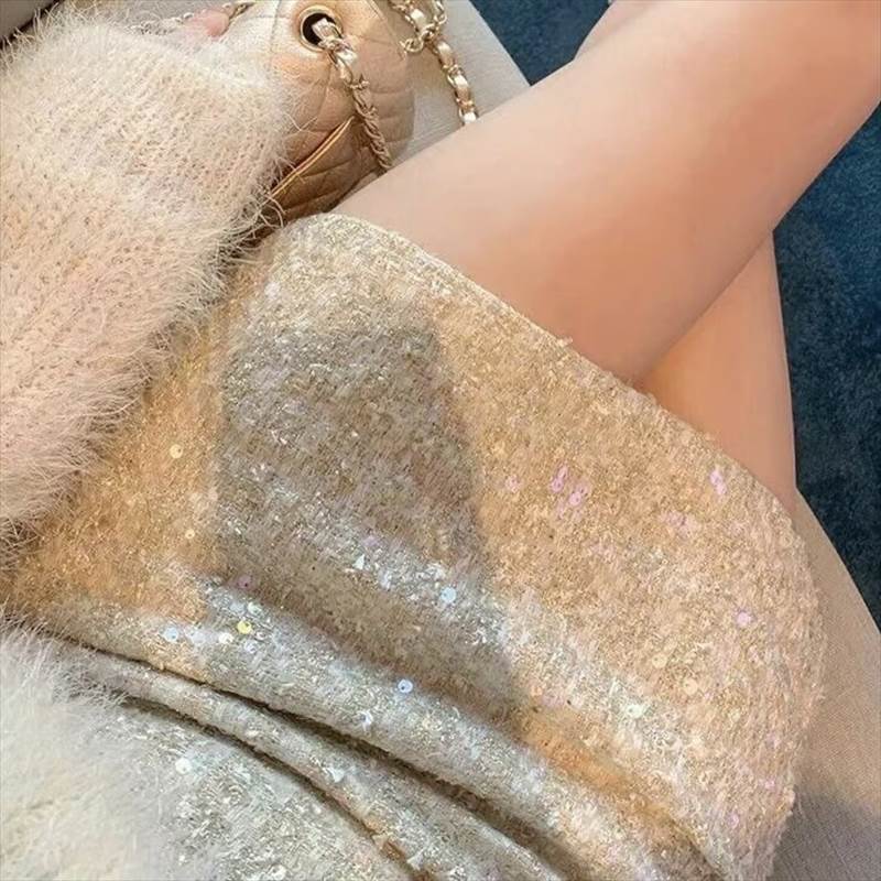 華やかなスパンコールが目を引く、ツイード素材のミニスカートです。かわいらしさと上品さを兼ね備えたデザインで、大人可愛いスタイルを演出します。きれいめなトップスとの相性も抜群で、オフィスやデート、お出かけなど様々なシーンで活躍します。シンプル...