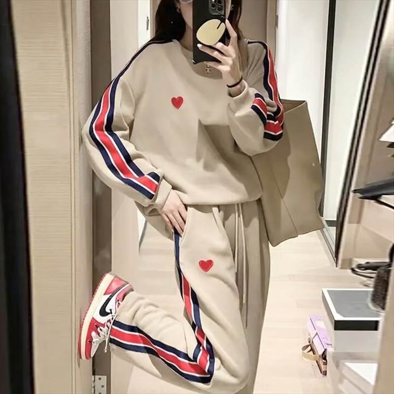エモーショナルでユニークなデザインのハートライン スウェットセットアップが新登場！トレンド感のあるハートのデザインが施され、女性らしさを引き立てます。豊富なカラーバリエーションで、お好みのスタイルやシーンに合わせて選べます。柔らかなコットン...