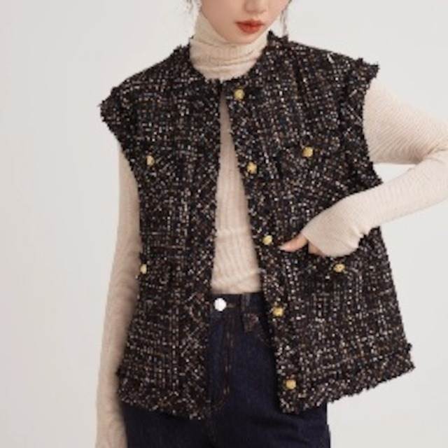 甘すぎず、シックな雰囲気漂うtweed pockets vest。細めのシルエットとラペルカラーが大人の余裕を演出します。光沢のあるボタンとポケットのアクセントが高級感を醸し出し、ビジネスシーンやクラシックなコーディネートにもぴったりです。...