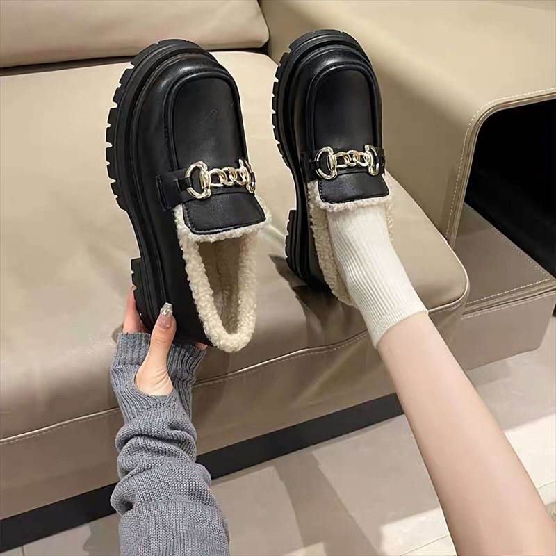 現代的なデザインが特徴のシンプルボアローファー。柔らかな履き心地と美しいシルエットで、あなたのファッションスタイルを引き立てます。2種類のカラーバリエーションで提供し、どんなコーディネートにもマッチします。品質にもこだわり、耐久性のある素材...