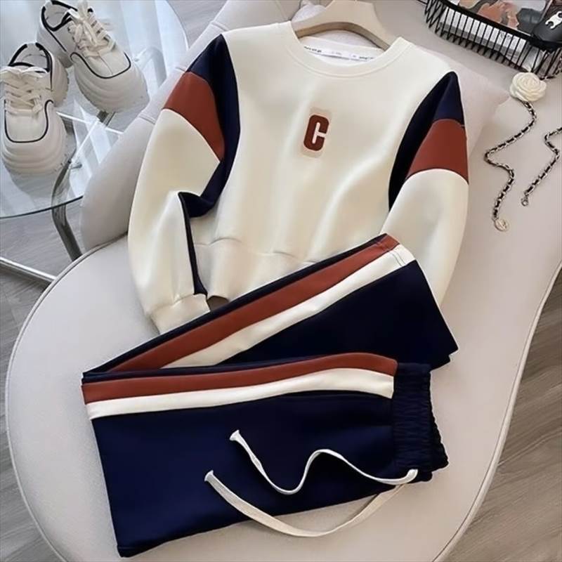 Cロゴ スウェットセットアップは、大人可愛いデザインが魅力の2色展開レディースのアイテムです。かわいいだけでなく、上品な印象も与えるので、幅広いシーンで活躍します。このセットアップは、こなれ感や個性を引き立てるためにデザインされています。エ...