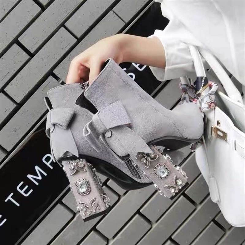 かわいさと上品さが融合したビジュー付きスエードリボンブーティが登場しました。ビジューが付いたリボンがアクセントになり、まるで宝石を身に着けているような華やかさがあります。その美しいデザインは、大人可愛いスタイルからキレイめな装いまで、幅広い...